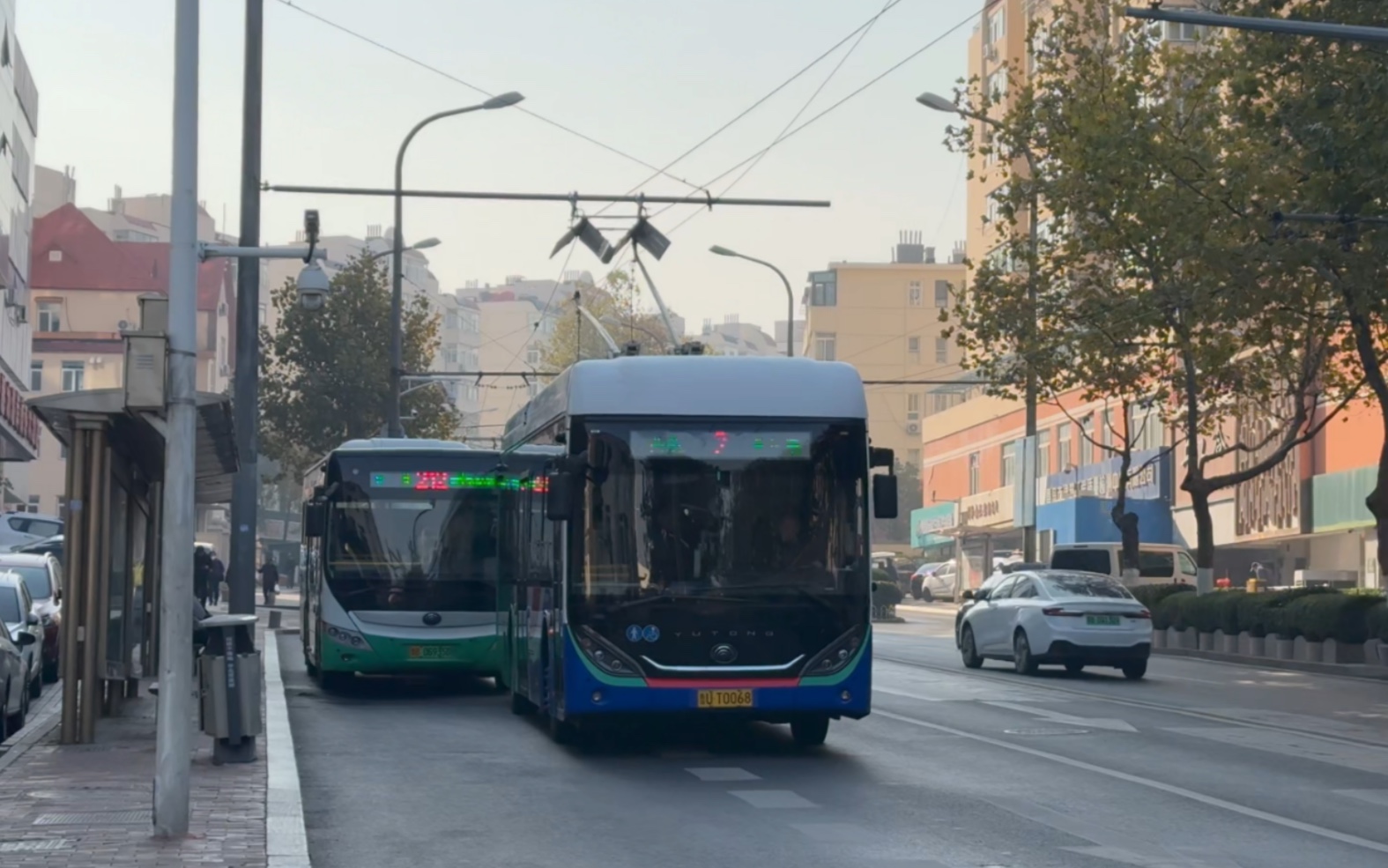 青岛2路无轨电车 承德路捕捉器升杆