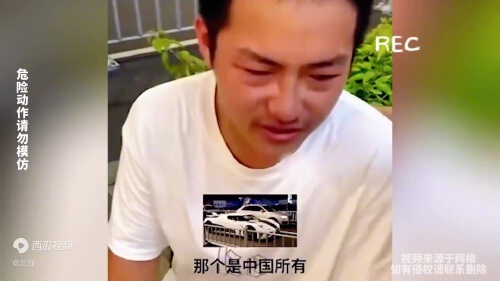 小伙看见柯尼塞格跑车,激动哭了!真有这么激动?