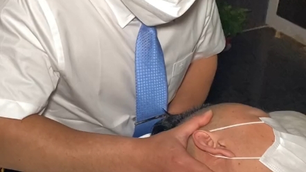 头部推拿:顾客仰卧位,理疗师坐于顾客头前侧,点揉印堂、开天门、推坎...