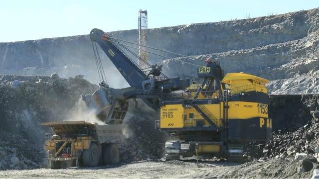 巨型电铲给载重200吨巨无霸矿用自卸车装车,几铲子就装满了