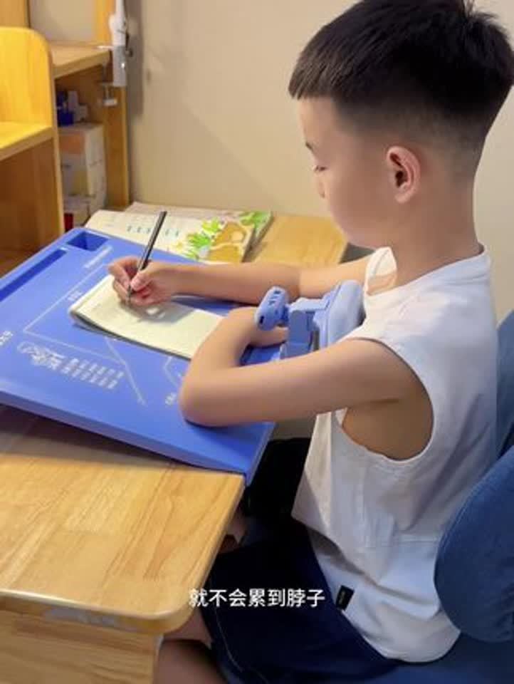 一眼照顾不到孩子就趴着写字,果断买了这个坐姿矫正器,带12度倾斜角...