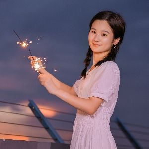 努力发光的77老师 