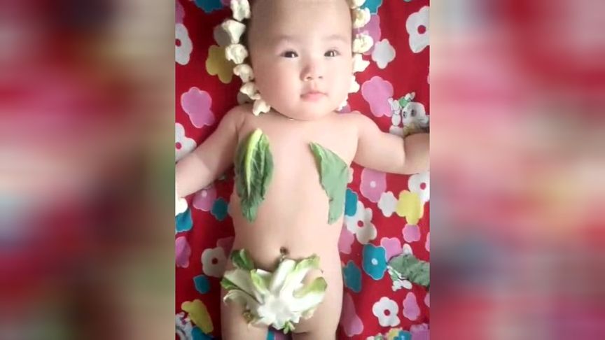 小宝宝穿这样的衣服,被妈妈玩坏了,太搞笑了!