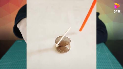 手指摩擦电池竟能让硬币旋转?揭秘不可思议的物理小实验!