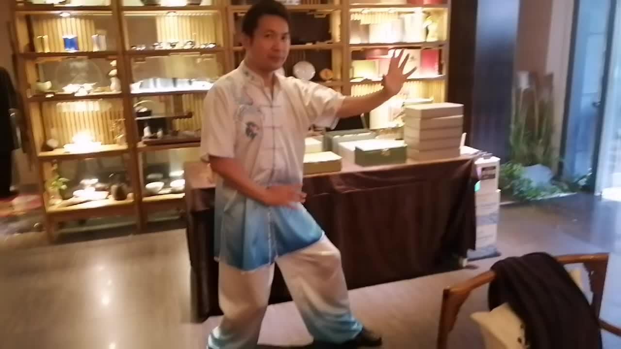 钻拳属水,肾属水,主骨主髓,开窍于耳。荣发。