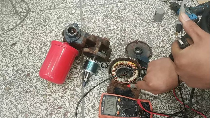 家用水泵漏电跳闸多数都是进水造成的,可能吹一下就修好