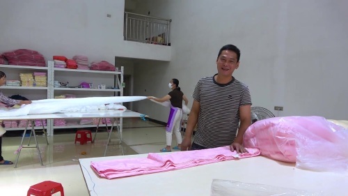 民间纯手工制作蚕丝被,整张蚕丝铺制轻柔保暖,一起去看看