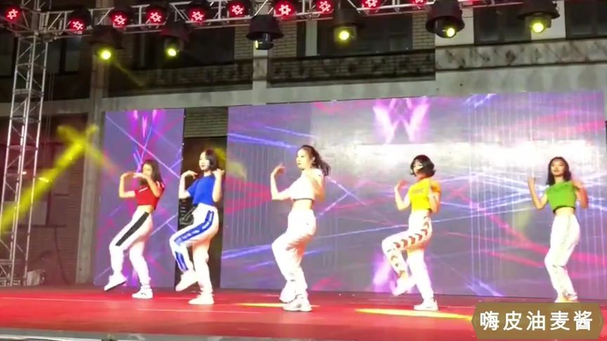 校园晚会上,美女们表演的舞蹈串烧,都是很火的神曲,一次看过瘾