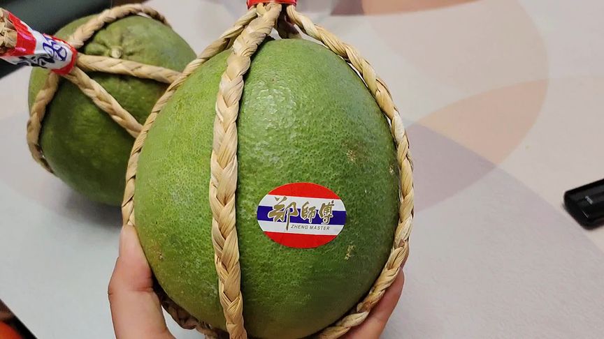 泰国翡翠青柚和红宝石青柚外表都是青色,都扎小辫