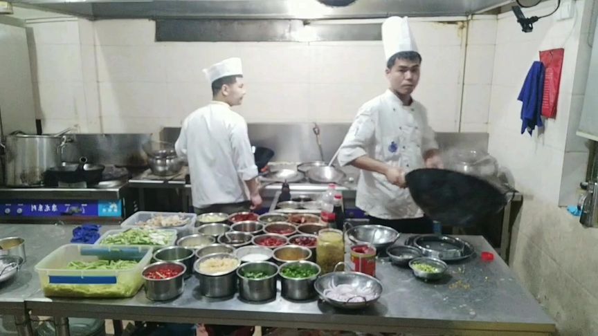厨房就像战场,厨师忙碌的工作又开始了,今天下午又打了一场硬仗