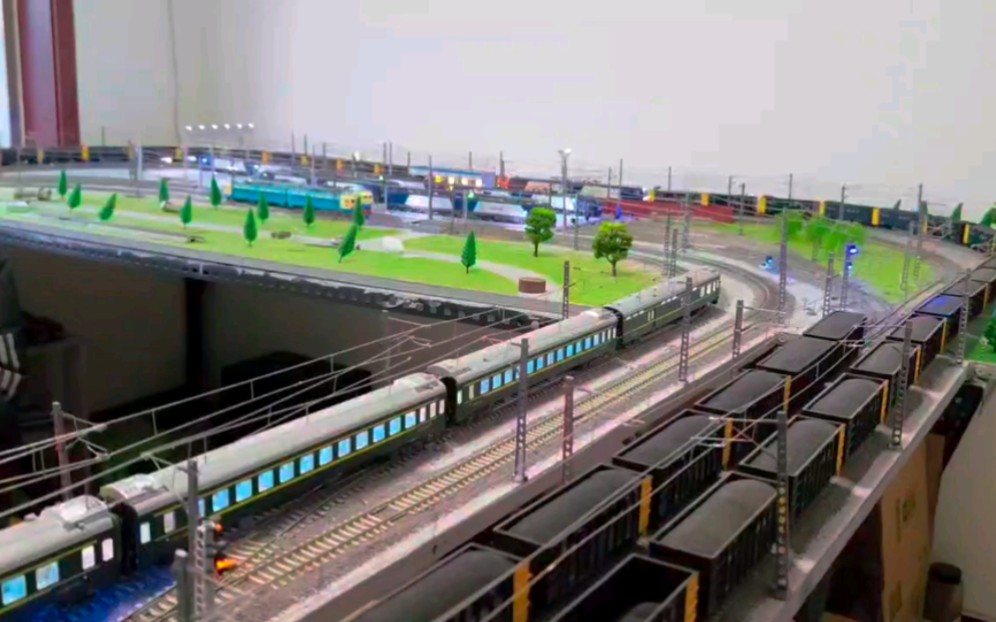 给大家看看 大秦铁路两万吨重载列 车火车模型的编组 有多长!