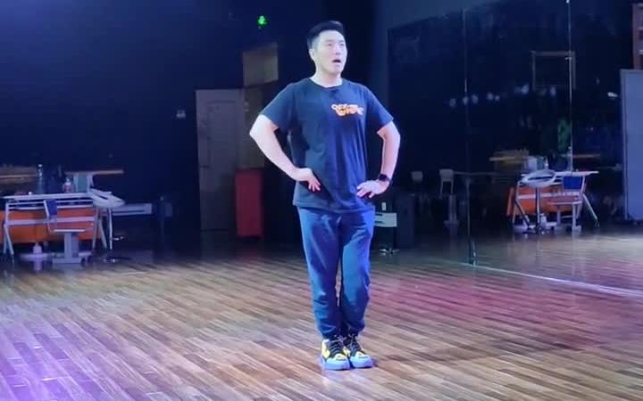 模特步的基本走法分解 怎么练呢?可以试试这个方法