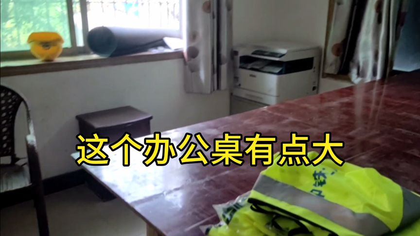 4个人一会时间就做了一张办公桌出来,尺寸有点太大,可以当床用
