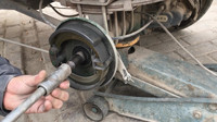 电动三轮车半轴刹车锅费劲拆不掉?10年老师傅将技巧和方法教给你