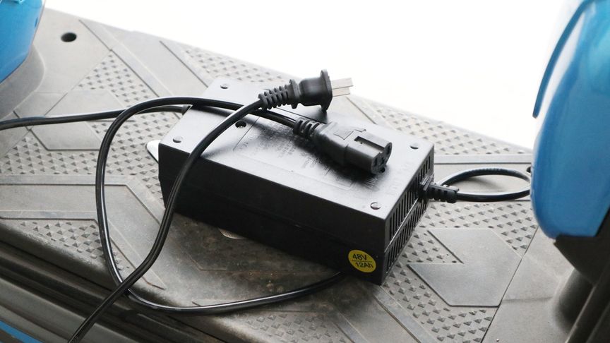 电动车充电应先插电源还是电瓶插口,很多人做错了,看看怎么回事