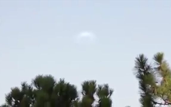 大气生物?实拍在空中缓慢移动的透明物体
