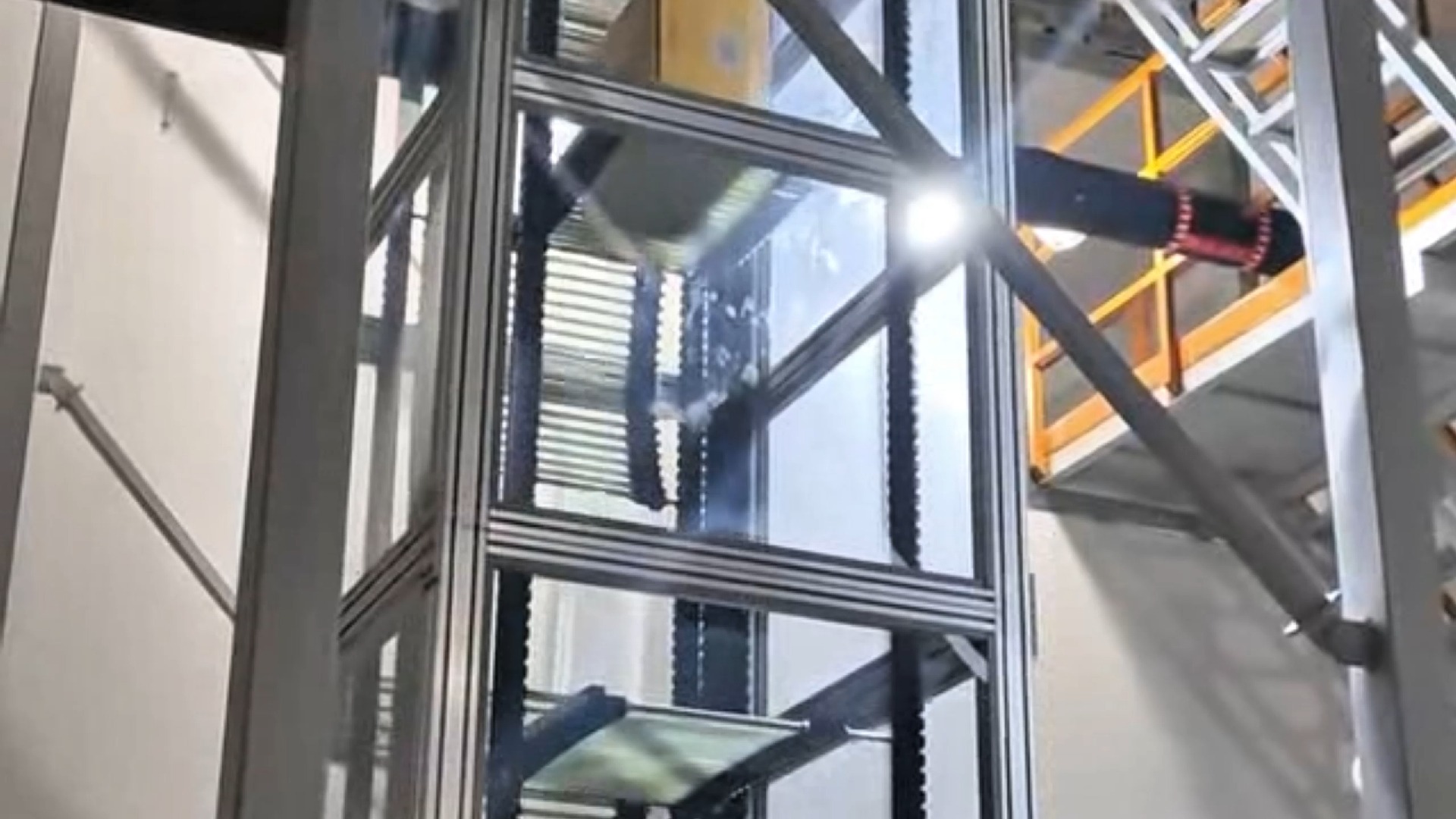 楼层垂直Z型连续式提升机酒水饮料仓库连续搬运垂直输送机可定制