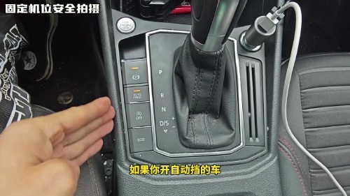 踩油门和刹车的正确方式新手记住这四点告别错把油门当刹车!