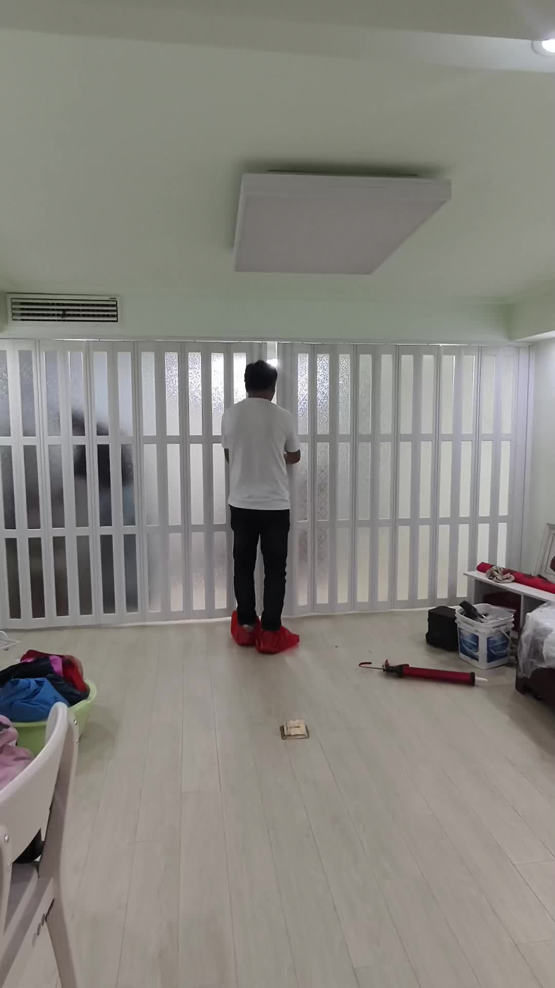 房间隔断 折叠门优点:不占空间,防潮耐晒,防油烟,阻燃。 1.厨房隔断--...