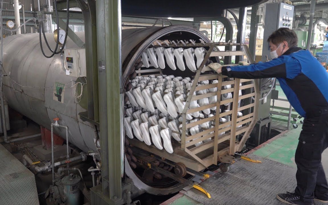 制作运动鞋的过程,日本工匠手工制作的硫化运动鞋