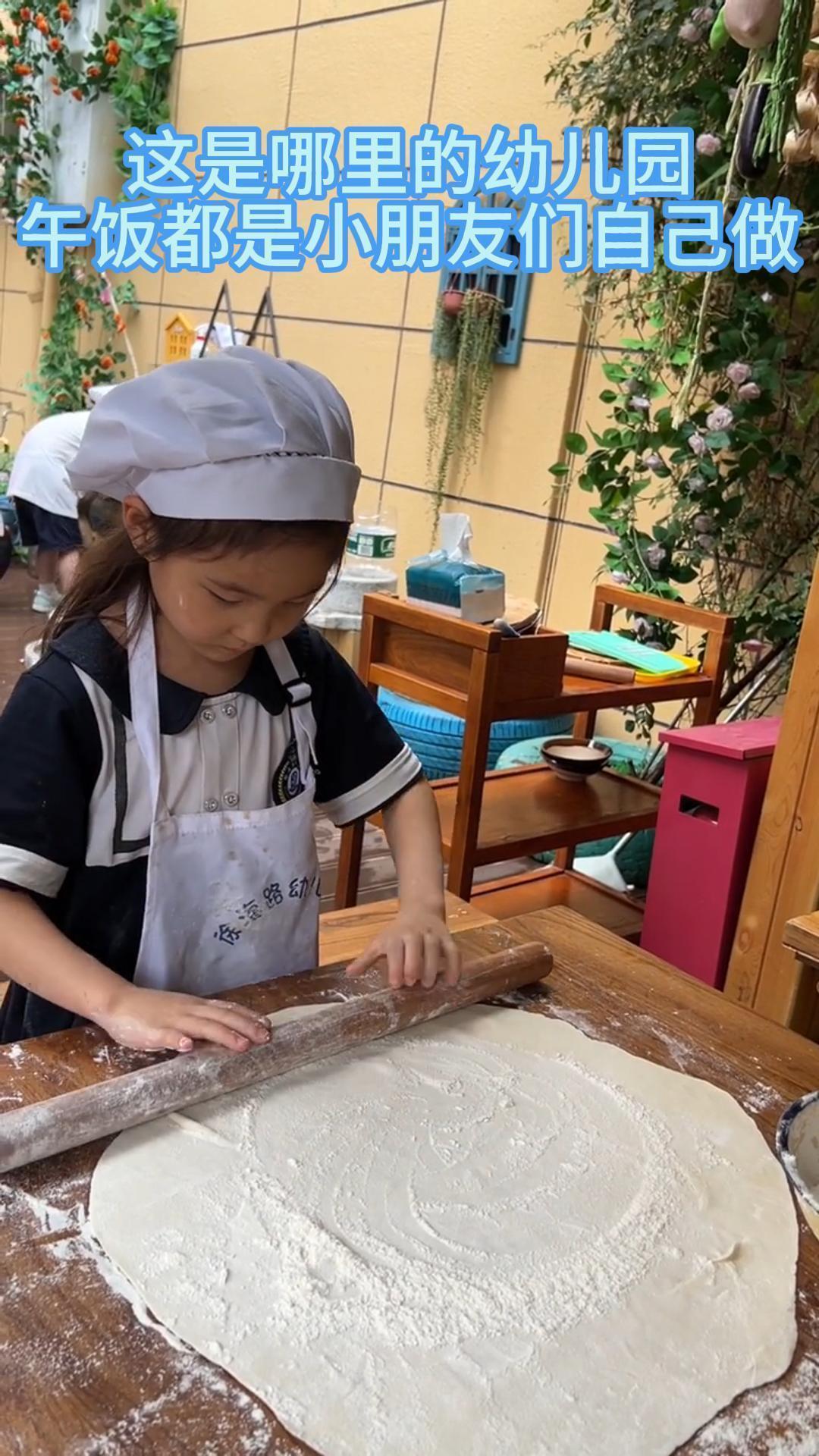 这是哪里的幼儿园,午饭都是小朋友们自己做!