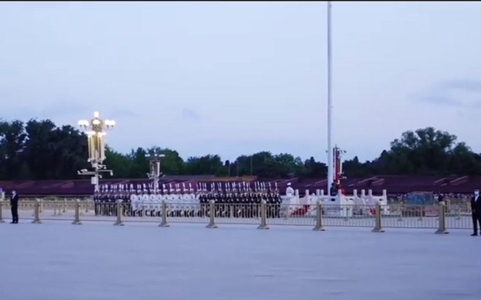 天安门看升旗全记录c位攻略一夜没睡省钱快乐,两个小机灵鬼一宿没睡,...