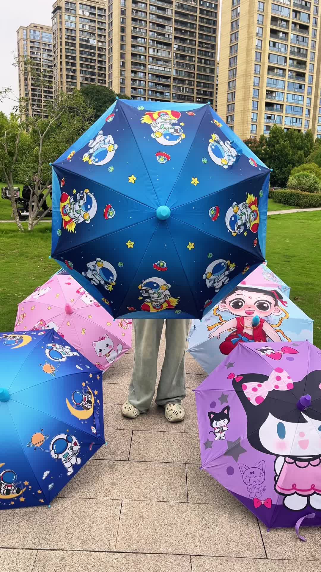 一款专为孩子设计的安全雨伞,不仅好看还特别结实牢固,晴天雨天都能...