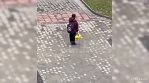 小学生迟到恰遇升旗仪式,冒雨原地脱帽敬礼