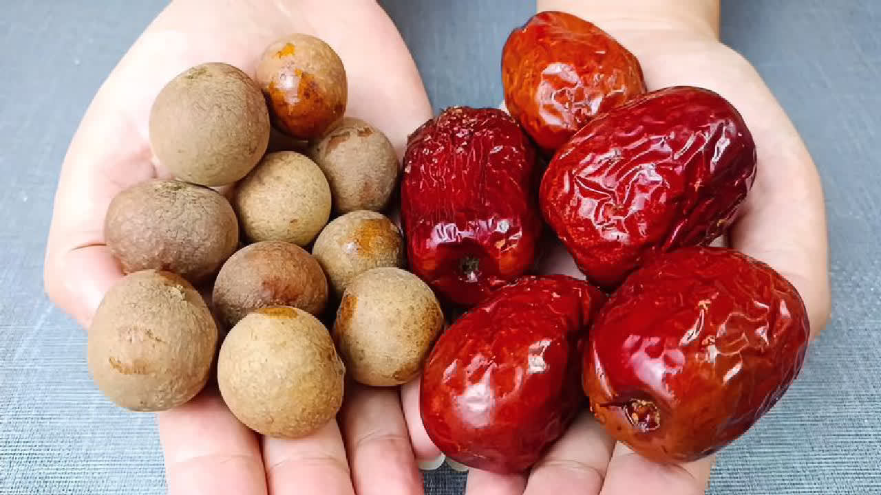 桂圆和红枣这样搭配,太厉害了,女人每天喝一碗,面色红润,实用