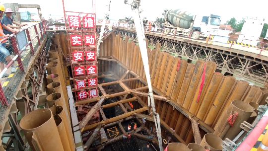 实拍在河床里施工混凝土,钢管桩围堰施工