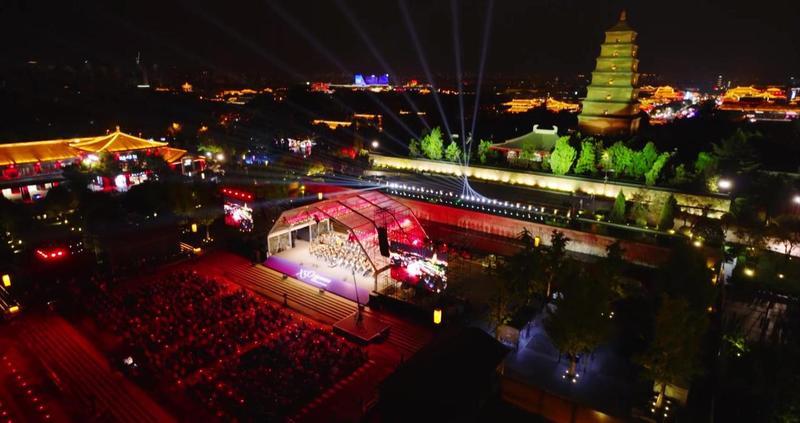 9月13日晚,2024西安交响乐团户外公益演出在大雁塔北广场上演