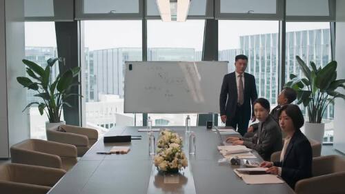 城中之城:实习生填文件被骂成猪头,不料竟然全对,老总当场挖人!