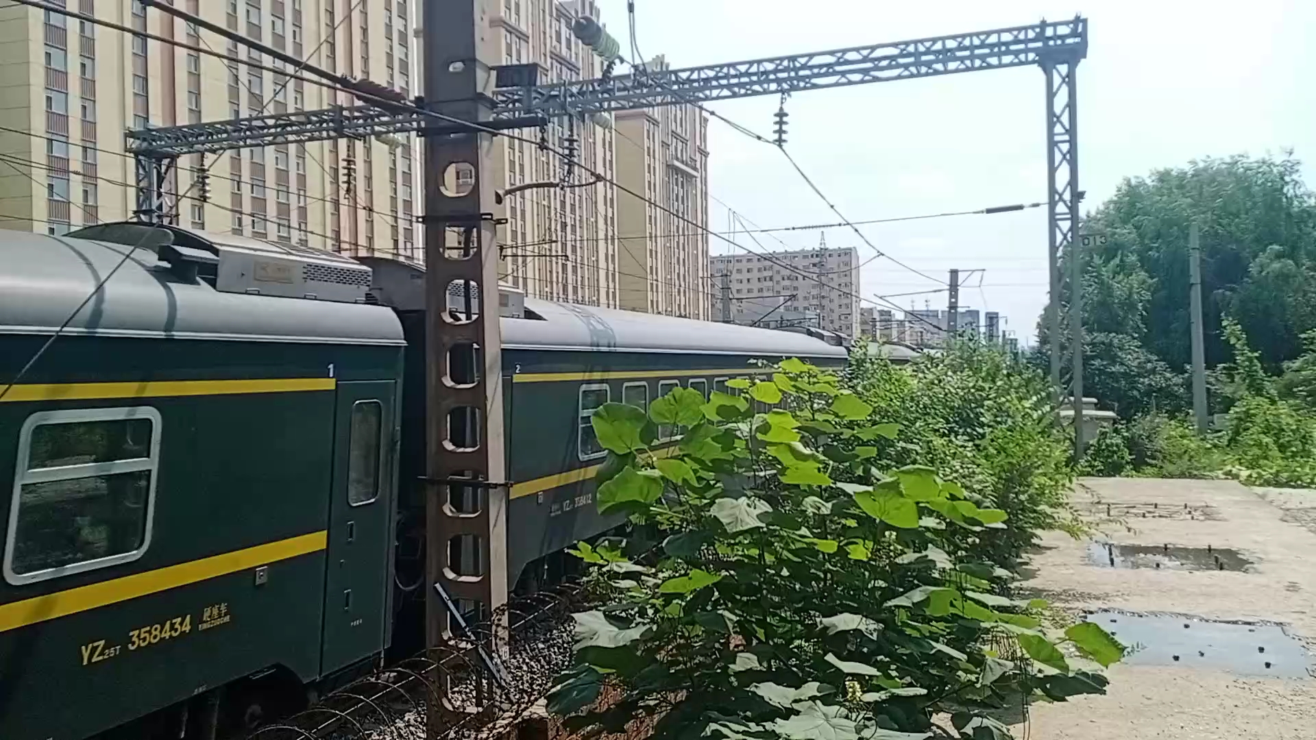 ...(上海至吉林)鸣笛通过宽平桥拍车机位交会上行通过的K128次列车(...