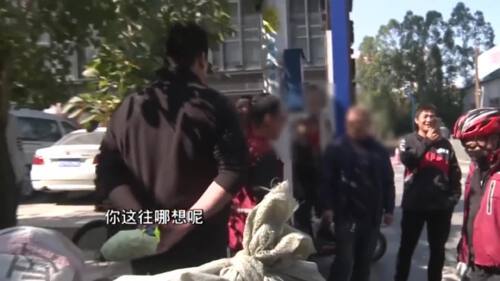 三轮逆行撞大巴。大家说责任怎么分 交通事故