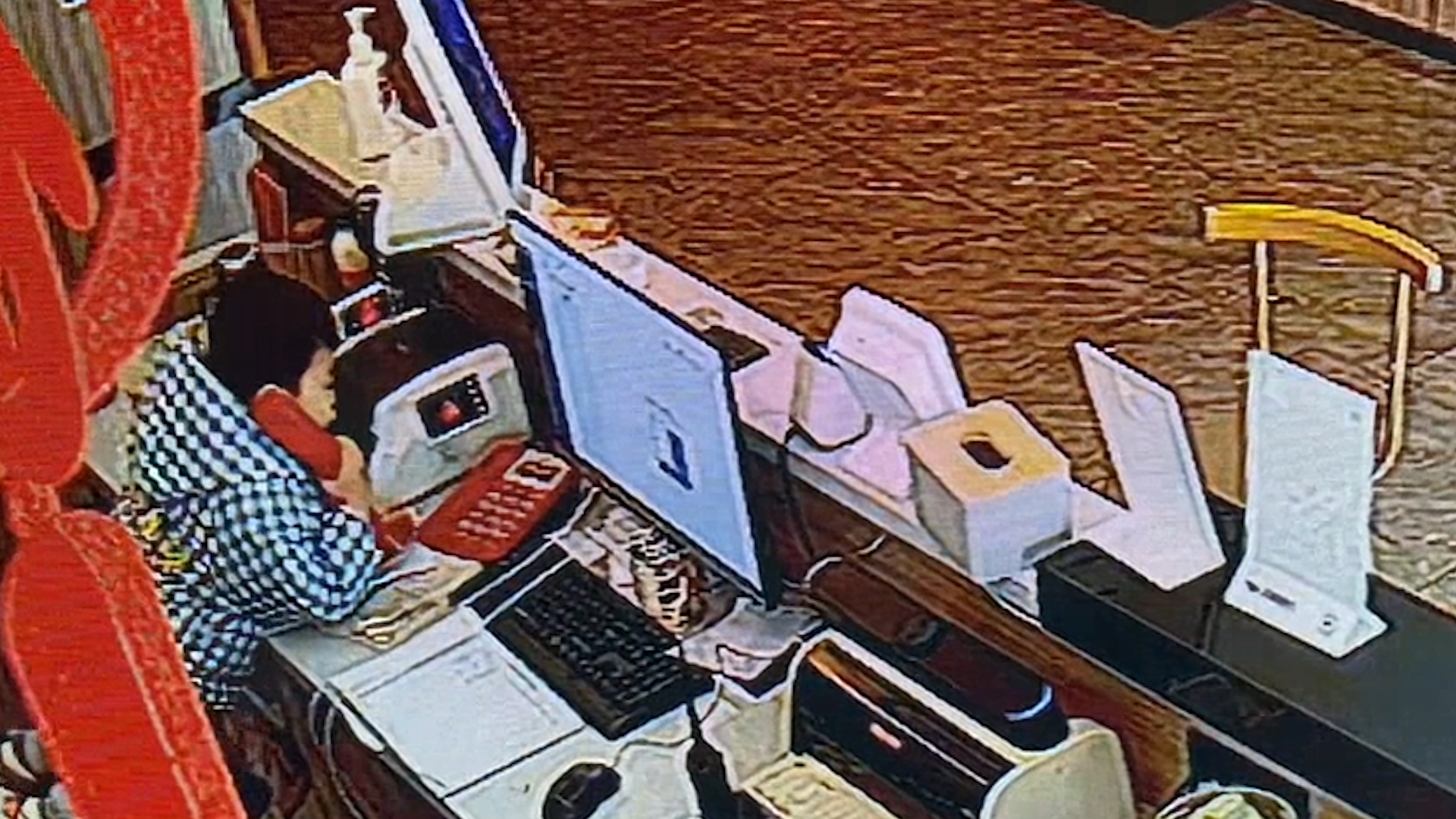 妈妈带娃上班,临时走开后4岁儿子熟练接待客户:3年“工作经验”