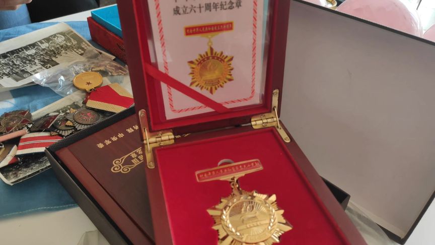 采访一位80岁的抗战老兵,他得过很多英雄勋章,这次为他拍纪录片