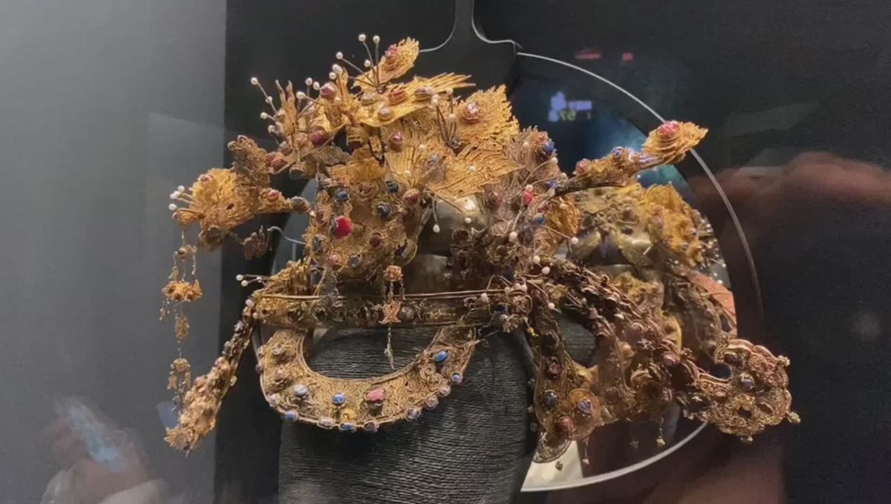 贵州博物馆收藏了两件明代金凤冠,顶部用金丝编织成蝴蝶的形状
