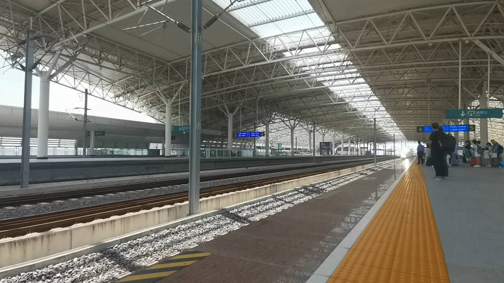 D3064次南通西站进站