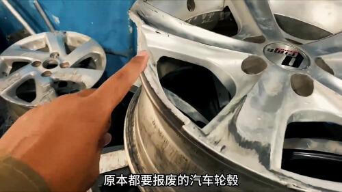 巴铁师傅维修破损的汽车轮毂
