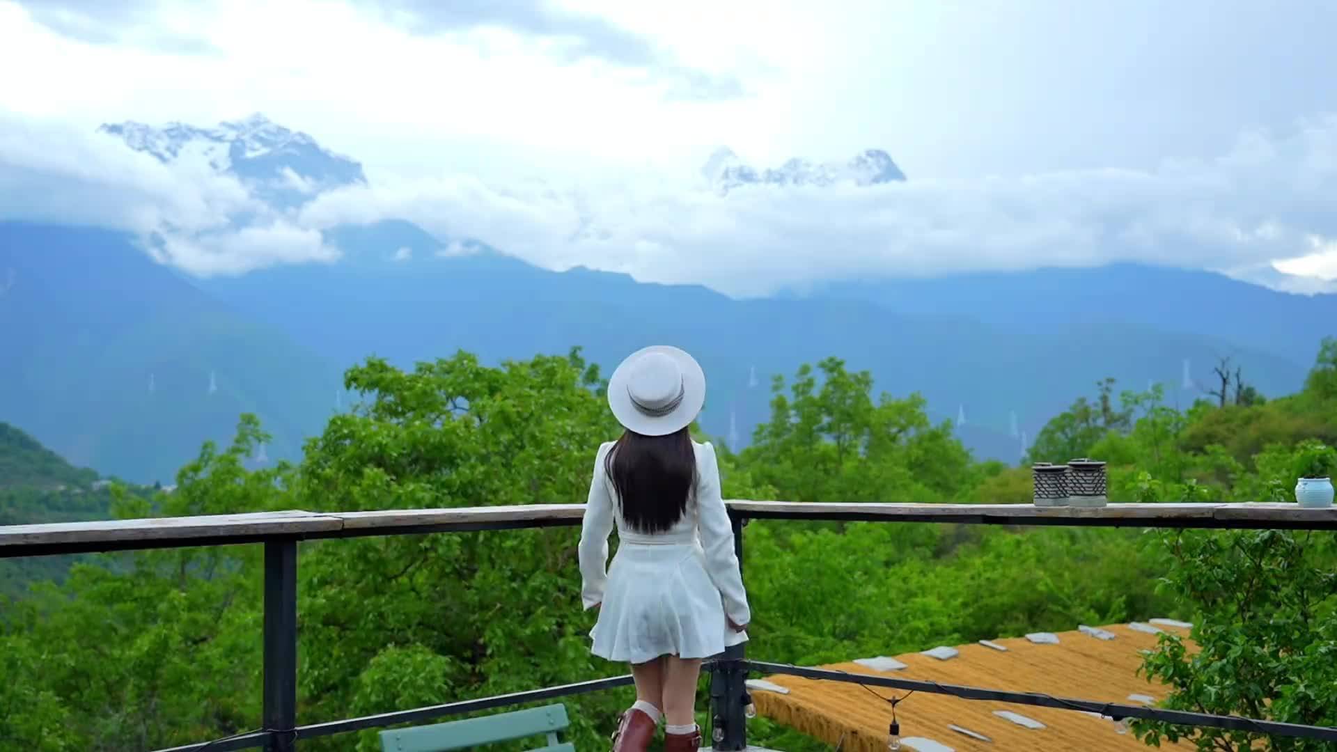 泸定,就像是避世之所 也许画笔能勾勒出它的风景,却勾勒不出它自在...