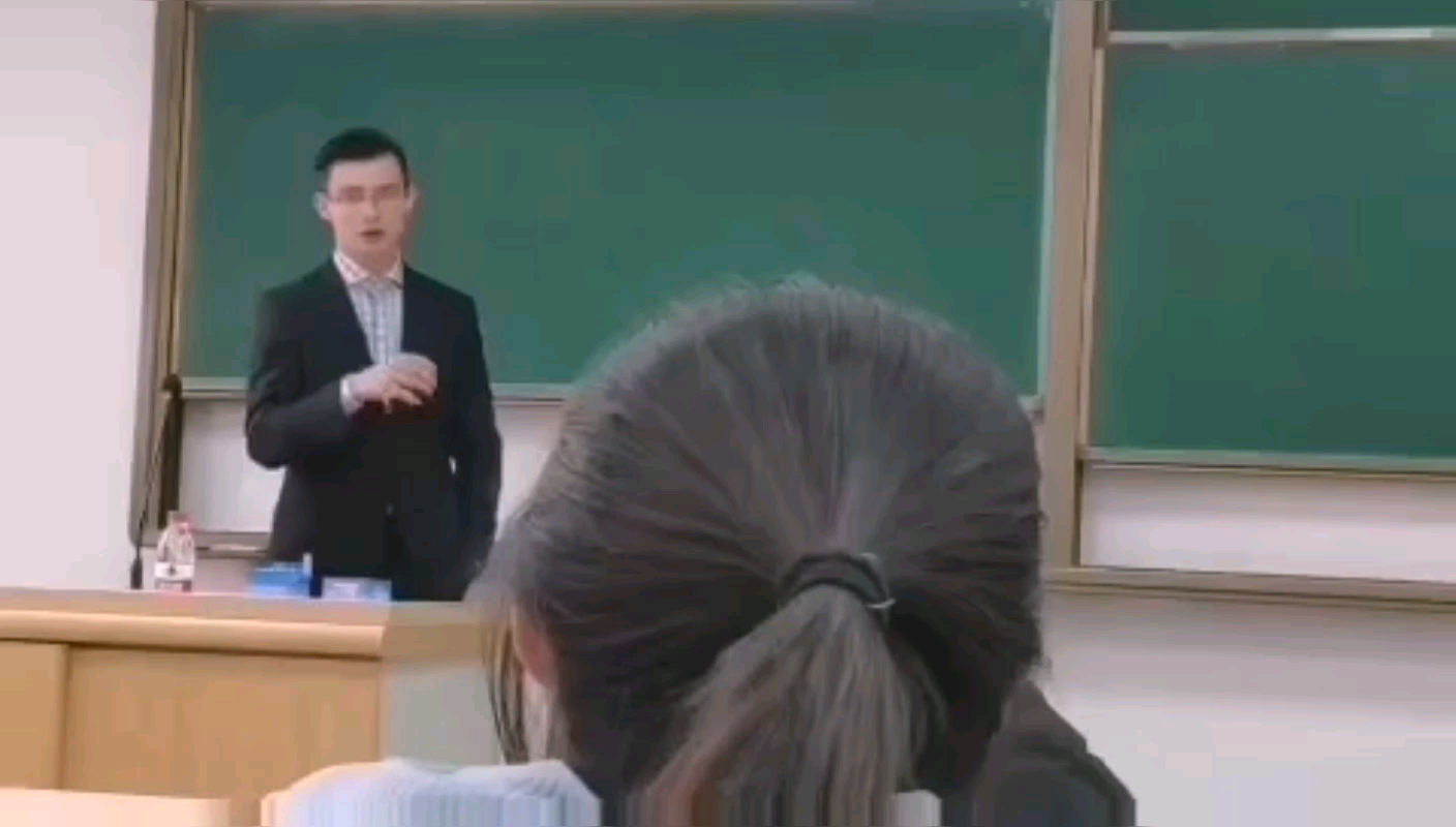 萨沙给大一新生上新生研讨课,恰柠檬