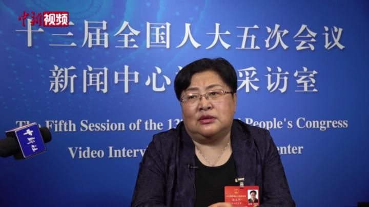 【两会30秒】张宝艳代表:建议将警察警衔津贴纳入到民警退休工资