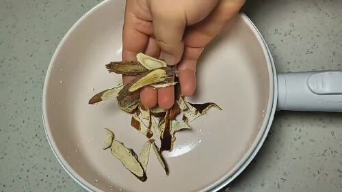 陈皮的正确泡法,陈皮和甘草苹果泡水喝可以止咳化痰