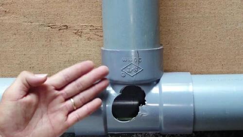 PVC排水管中间坏了一个洞,老师傅现场维修三通更换教程的实例