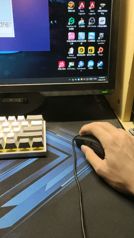 寄,鼠标坏了,左键点一下自动长按,驱动重装也没用,硬件问题了,有无懂...