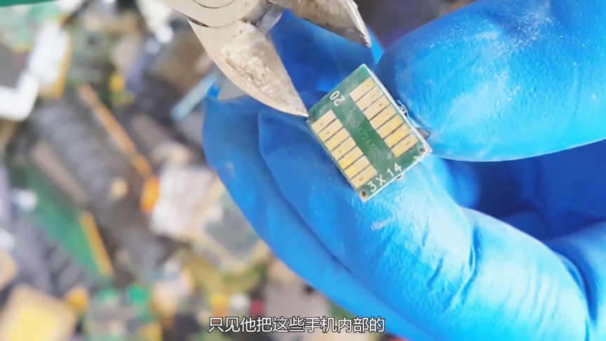 为何很多人回收旧手机,看到处理过程后,网友:收废品的都是土豪