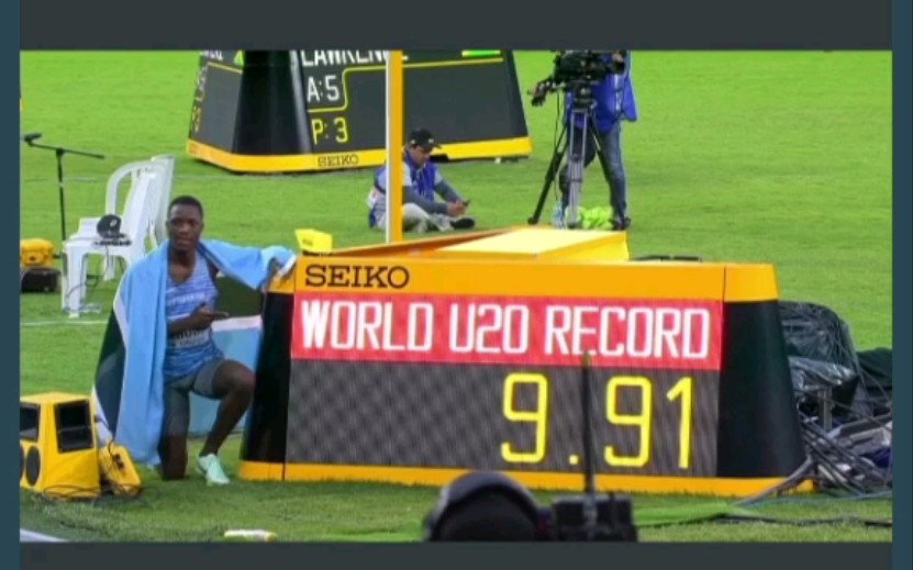 2022卡利世界田径青年锦标赛男子100米决赛战罢,博茨瓦纳选手特博格...