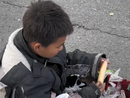 遇到一个小男孩在大街乞讨,他的眼神和小心翼翼的样子让人心疼,