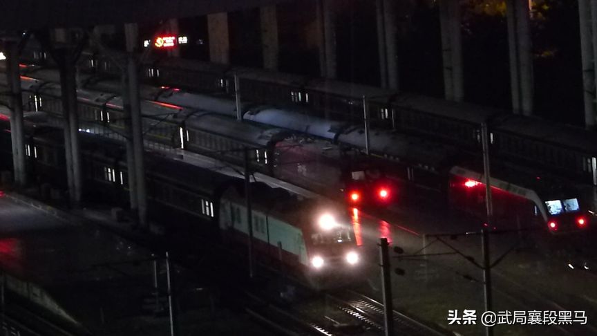 京京SS9G牵引Z201次开出武昌火车站