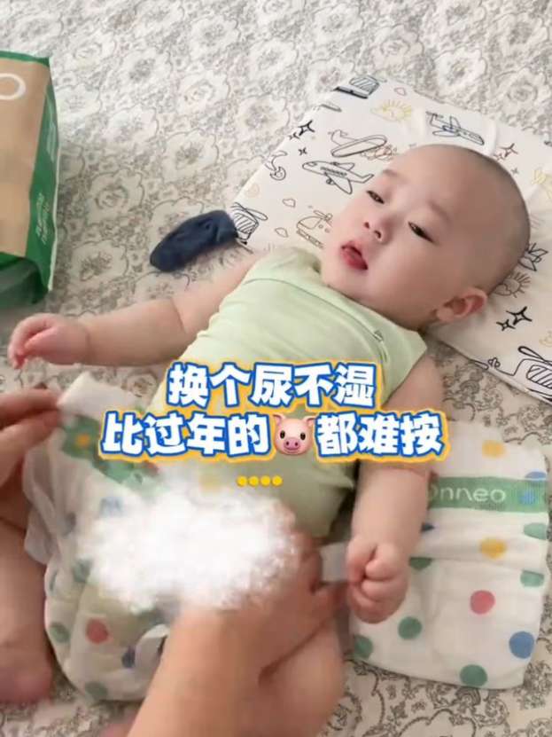 每次换纸尿裤都跟打仗一样,抓不住!根本抓不住#人类幼崽 #人类幼崽...